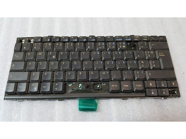 236 ZA DELOVE TASTATURA FUJITSU AMILO V3515