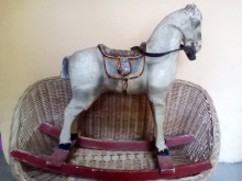 Antikvarni drveni konjić