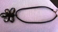 Ogrlica crna sa staklenim cvetom