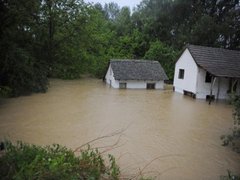 Pomoc kuca nam nam je poplavljena