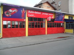 Potrenan auto mehanicar