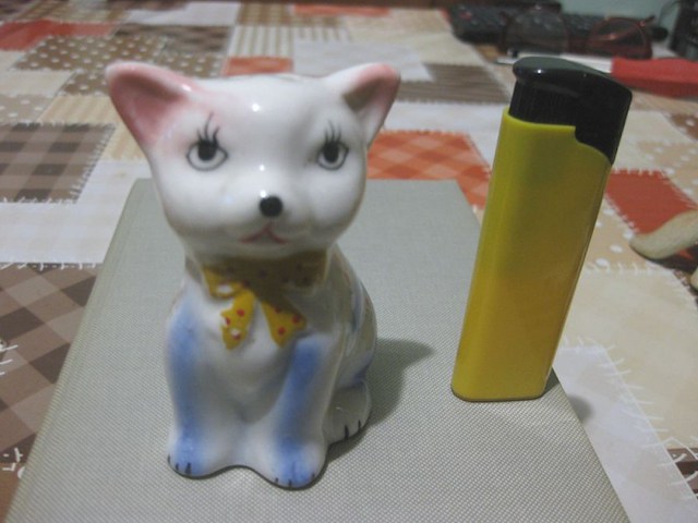 Porcelan figura - Maca sa mašnicom (slanik ukras)