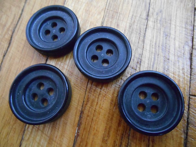 4 veca crna dugmeta