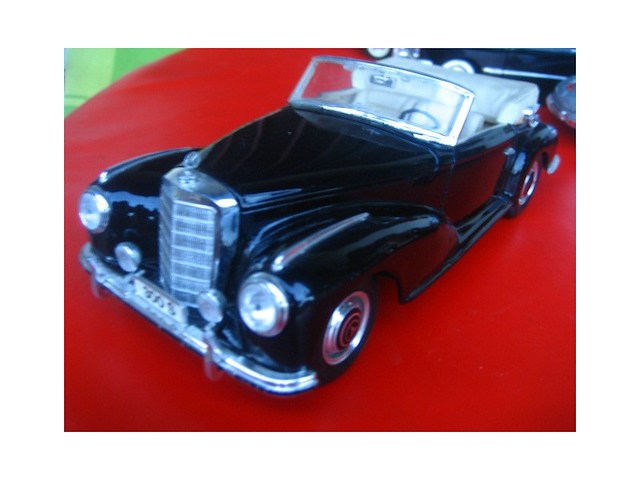 MAISTO 1/18 MERCEDES 300S