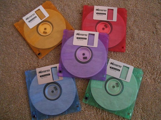 5 disketa u razlicitim bojama NOVO, nekorisceno
