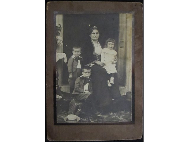 Fotografija na kartonu-Srbija,baka sa troje dece