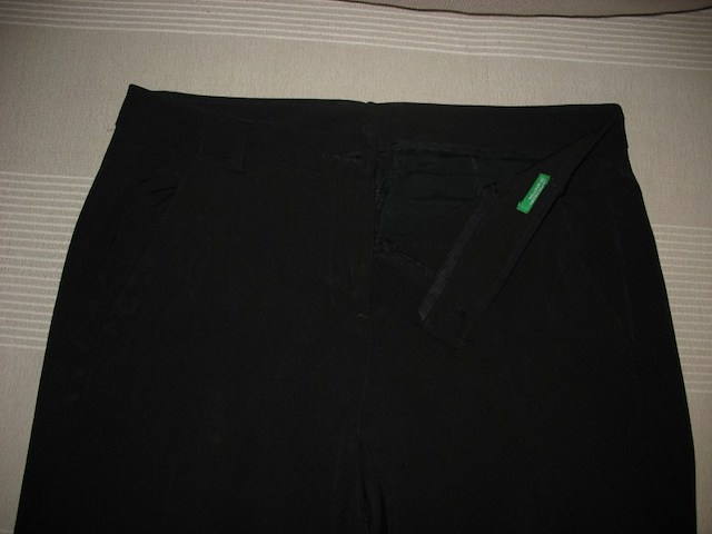 `BENETTON` CRNE PANTALONE BR : 44