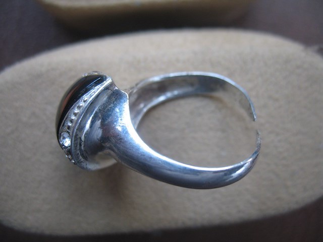 Srebrni prsten sa oniks kamenom i cirkonima