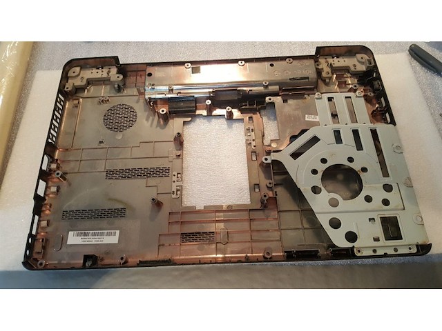 DONJA PLASTIKA KUCISTA ZA TOSHIBA SATELLITE L505D 16``