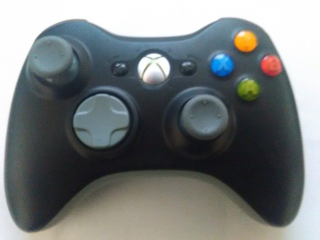 xbox 360 dzojstik original nov u ispravnom s