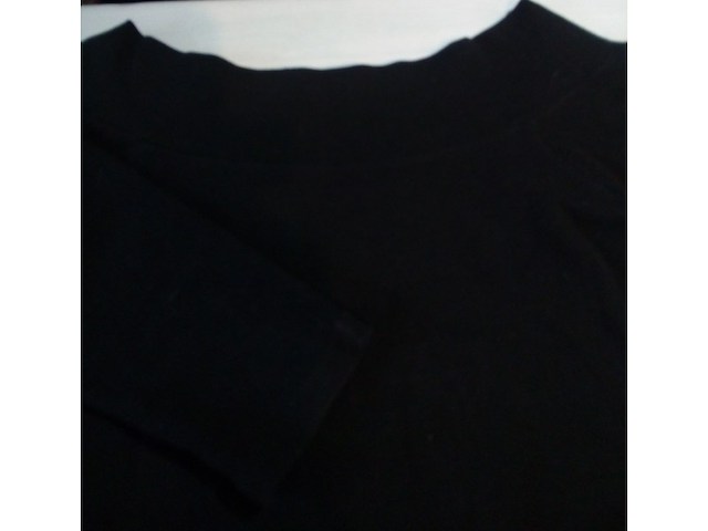 Crna pamucna bluza sa camac izrezom