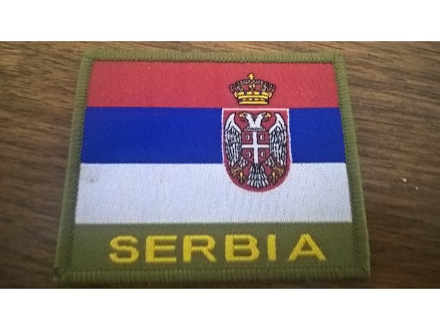 Amblem zastava Srbije na cicku sa natpisom Serbia