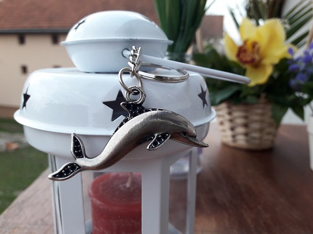 Delfin privezak za kljuceve