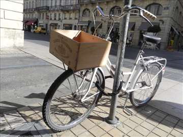 Korpa za bicikl od drvenog vinskog sanduka