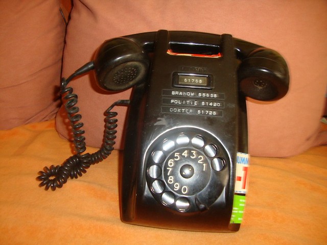 Stari zidni telefon