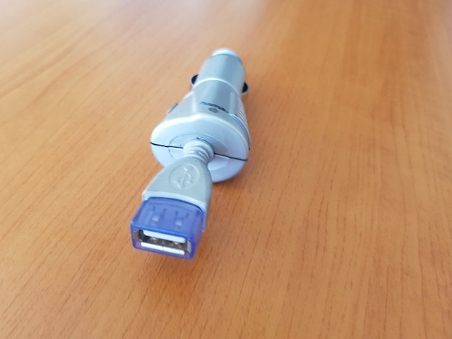 Punjač za auto sa USB portom za sve mobilne
