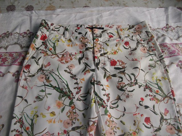 ZARA MAROCO CVETNE PANTALONE N O V O