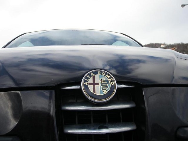 Znak hauba/gepek Alfa Romeo 147