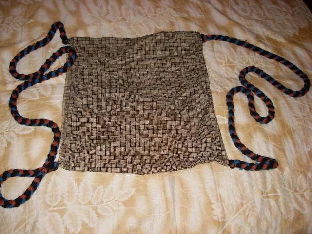 Starinska torba-cedilo sa vunenim trakama