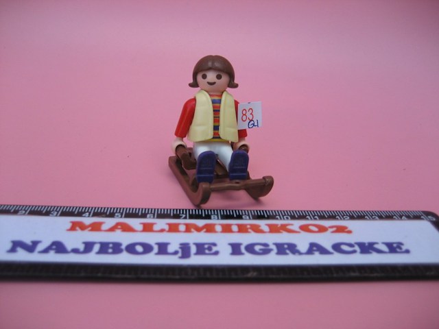 Playmobil Figurica devojcice sa sankama   /T43-83QI/