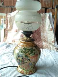 Dekorativna stona lampa