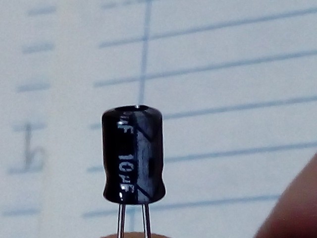 Elektrolitički polarizovani kondenzator 10uF 25V