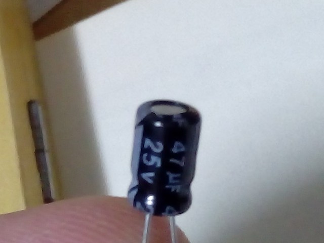 Elektrolitički polarizovani kondenzator 47uF 25V