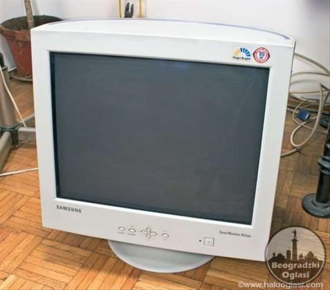 Prodajem 3 Monitora Crt 1500 din je jedan za kompjuter