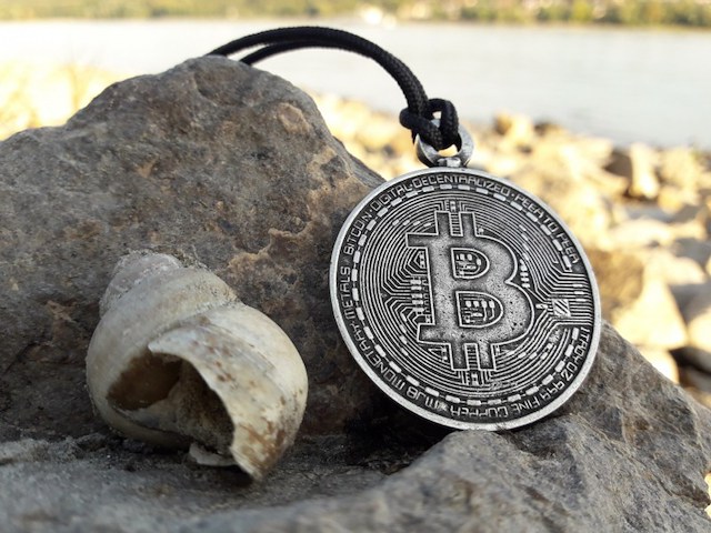 Bitkoin ogrlica,kriptovaluta simbol rudarenja novcic