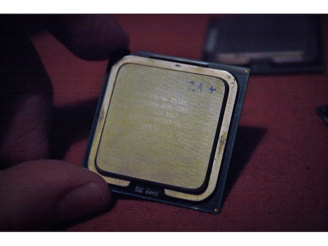 Intel Pentium E5300 2.60 GHz/2M/800MHz + pasta