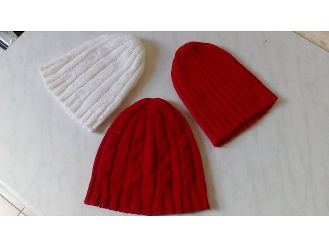 Kape u beloj i crvenoj boji + poklon kapa