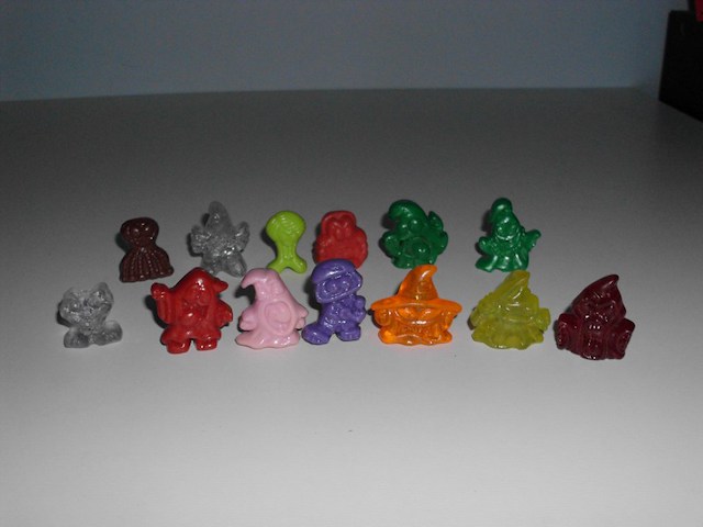 Lot malih plastičnih figurica - 13 komada
