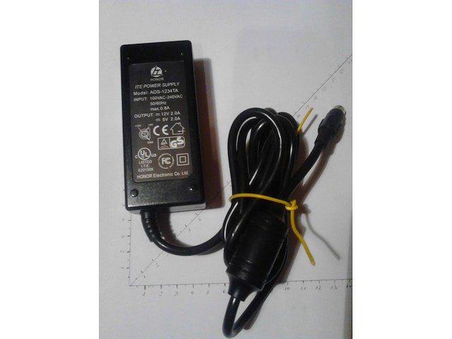 Višenamenski adapter 12V/5V