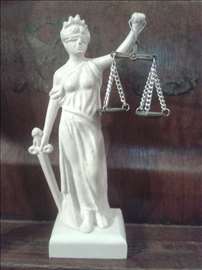 Figura boginja pravde - bela sa belim postoljem