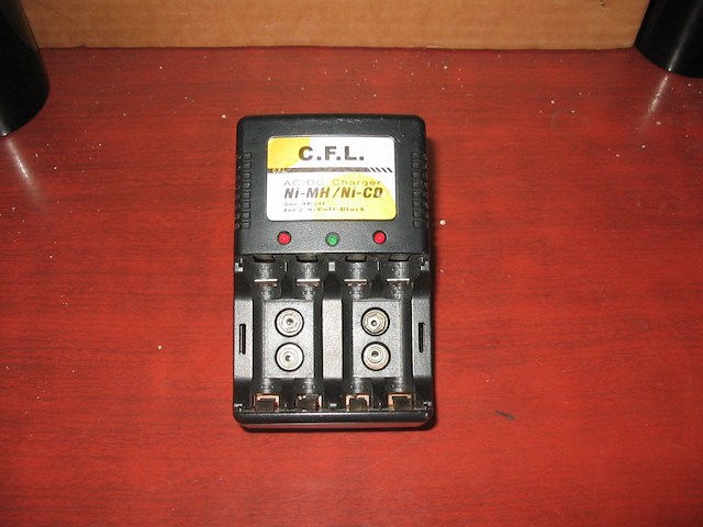 Punjac za AA i AAA baterije CFL