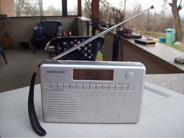MEDION digitalni radio - sat - alarm MD82157 - 2009 god