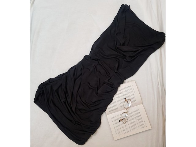 Crna mini haljinica sa naborima