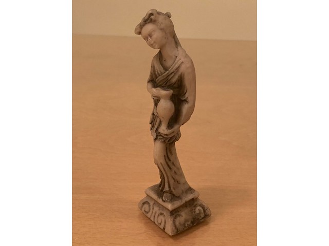 Skulptura- figura Devojke sa krčagom