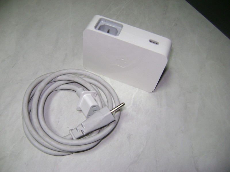 Apple cinema adapter 65w ispravan