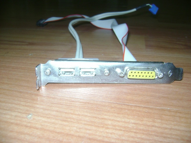 kablic usb sa 2 ulaza ispravno