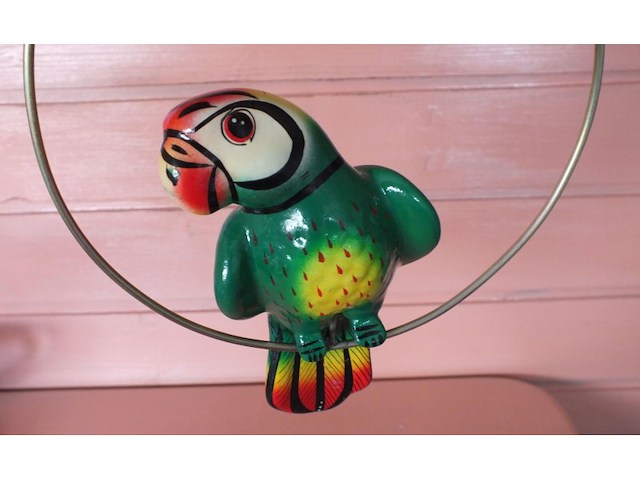 Figura  papagaja na metalnom obruču, vintage
