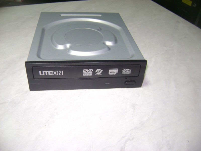 dvd rw sata liteon iHAS 324 ispravan