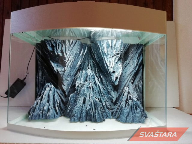 Akvarijum sa polukruznim staklom i 3D pozadinom