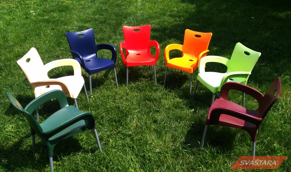 Plasticne stolice sa metalnim nogama