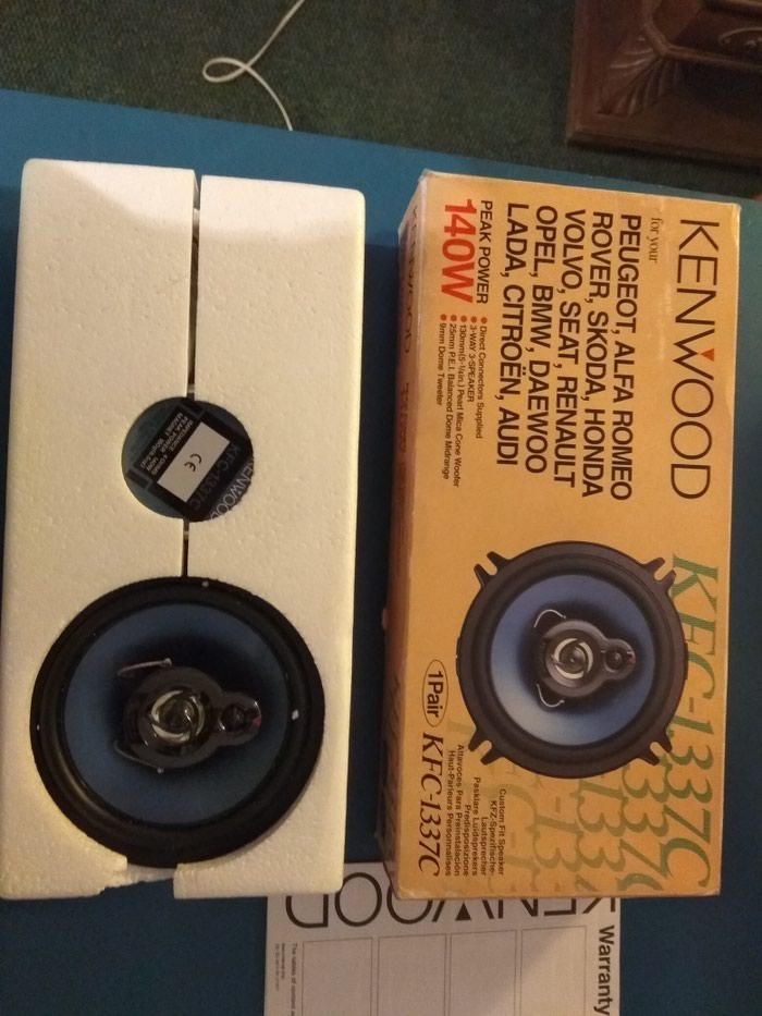Kenwood radio sa dva para zvucnika, 2x70 i 2x45 wat. Potpuno novo u