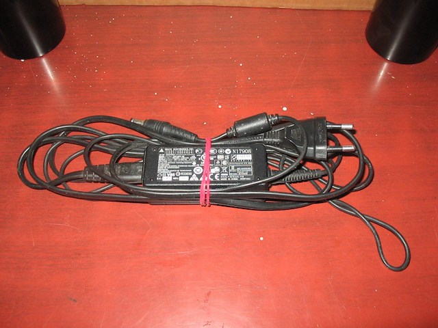 Adapter Delta Electronics 19v  2,1A