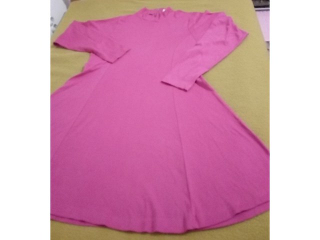 roze haljina sa sirokom suknjom