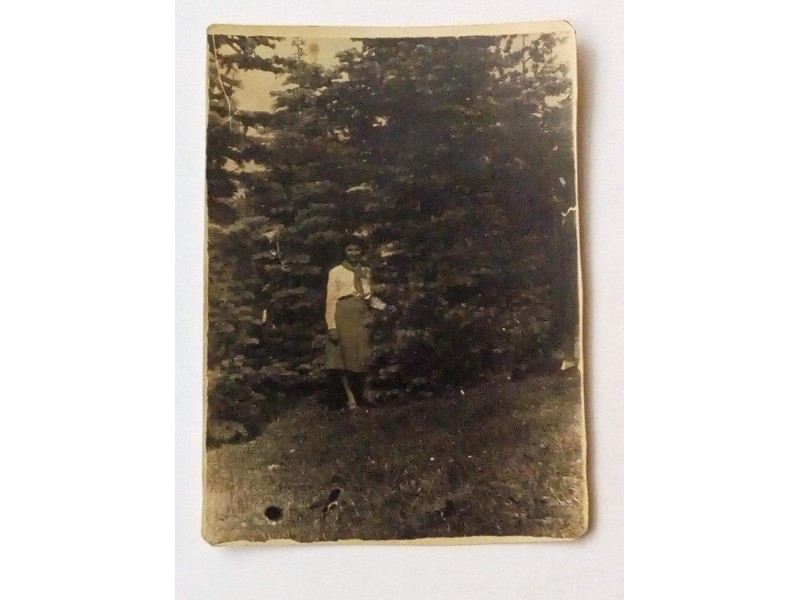 Devojka sa Crvenom Maramom u Parku - Nis 1951.g