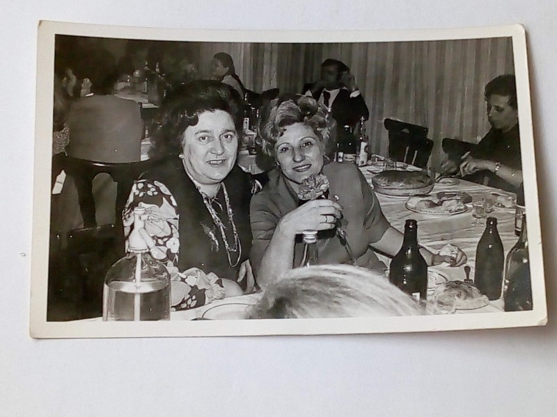 Zena sa Cvetom u Restoranu