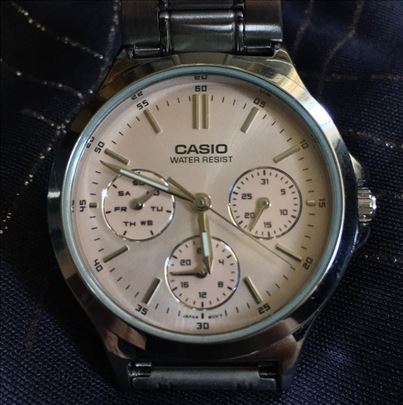 Jednom nošen Casio ručni sat, hitno